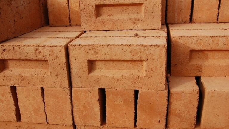 Construire avec le Béton de Terre Comprimée (BTC) : avantages, limites ...